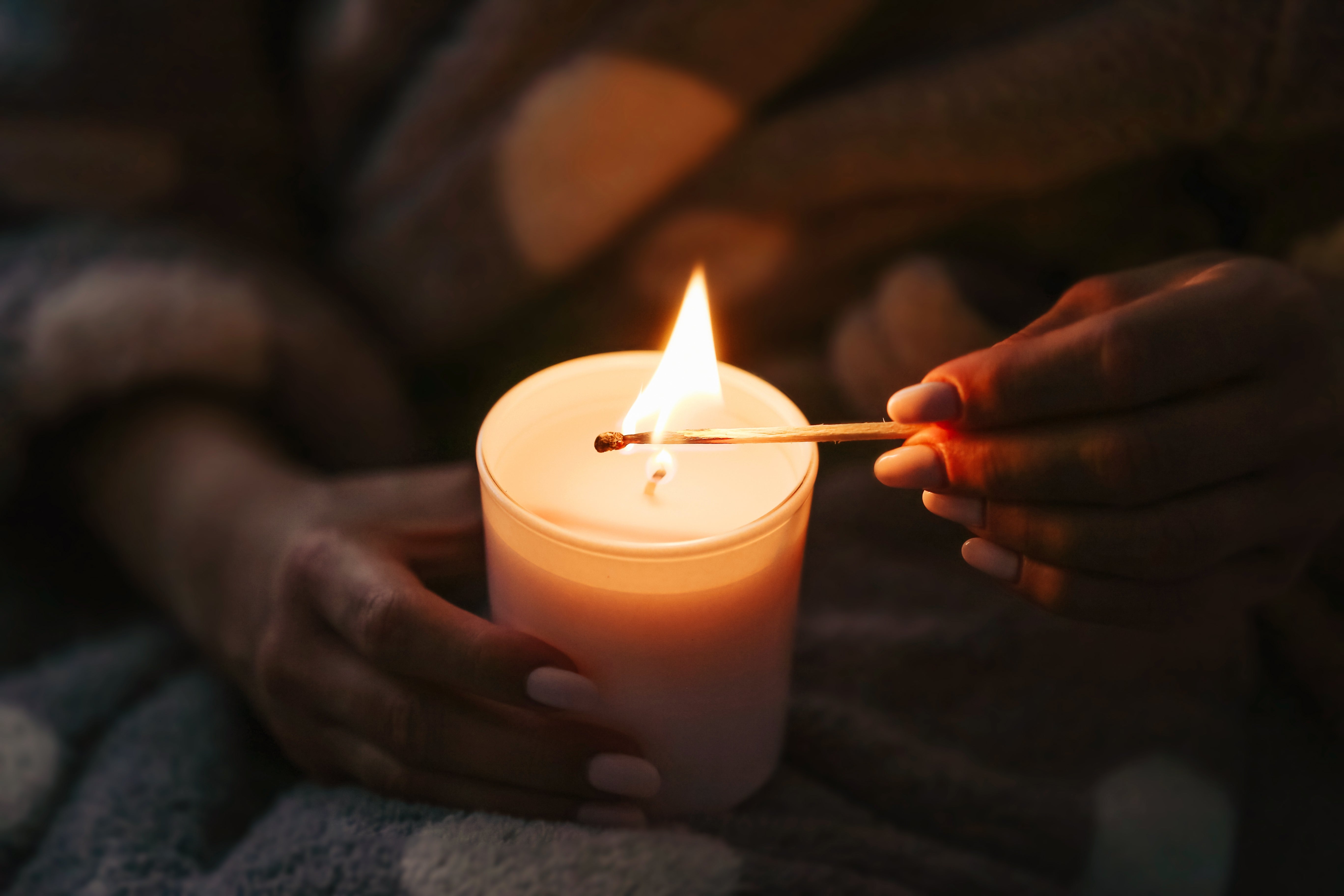 Errores comunes al usar velas aromáticas (y cómo evitarlos) – Amanthi